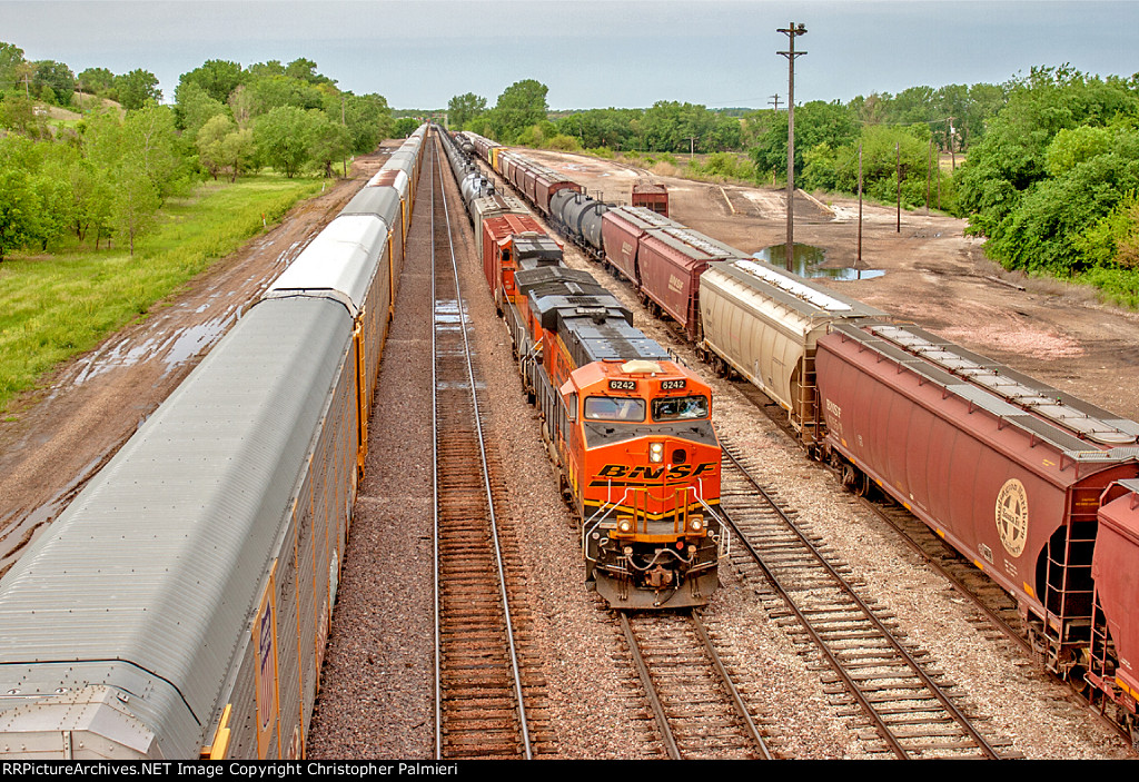BNSF 6242 Leads X-BARMIT7-22